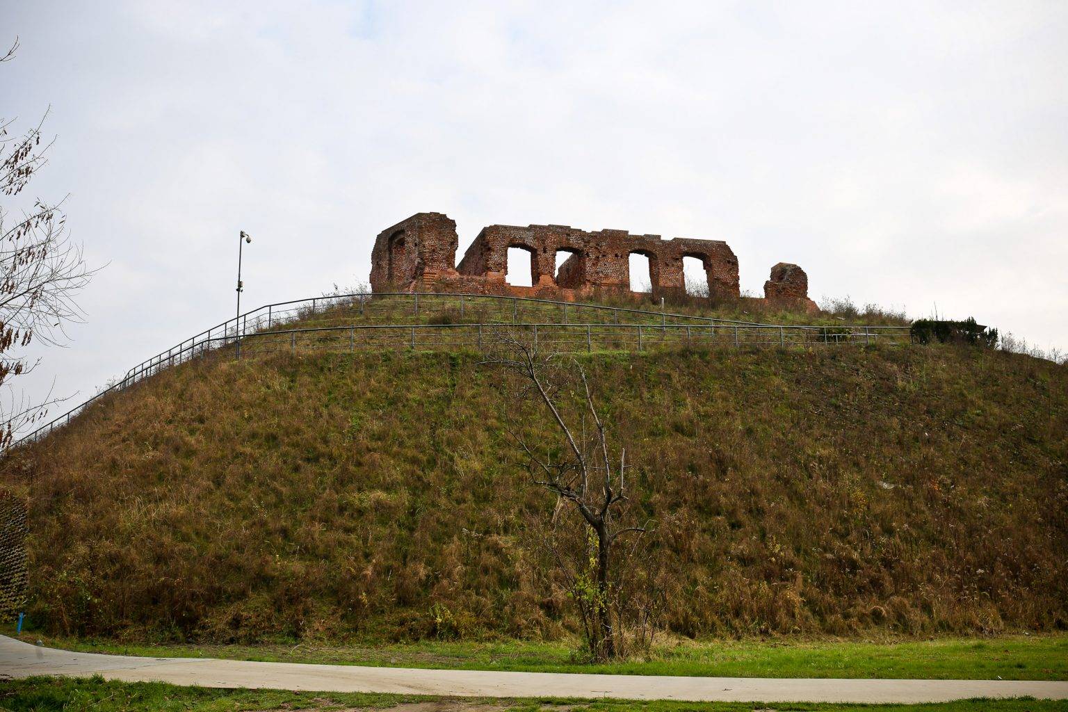 Sochaczew - ruiny zamku, Muzeum Kolei, szlak bitwy nad Bzurą,