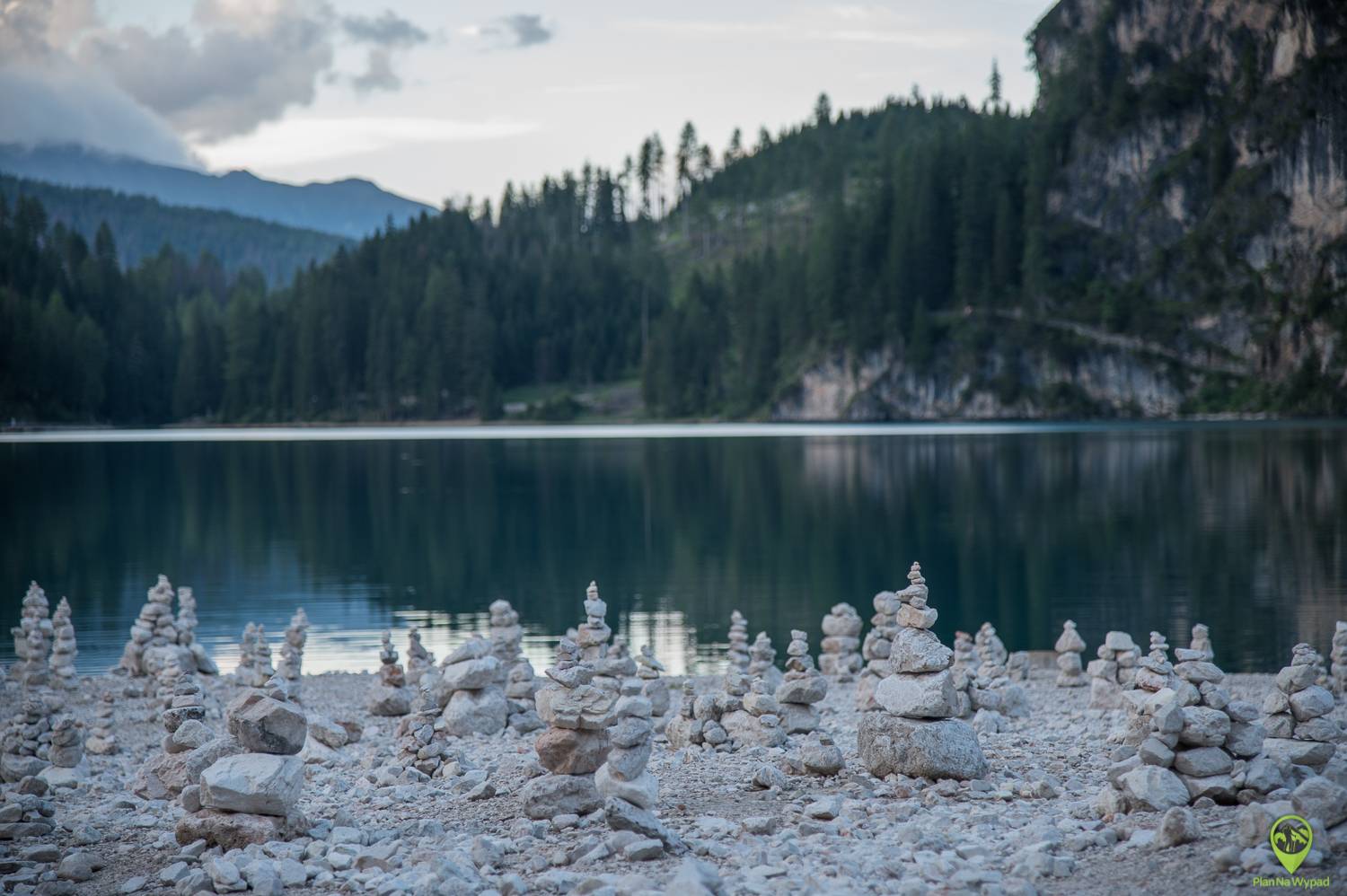 Lago di Braies Dolomity: szlak wokół jeziora, insta atrakcje
