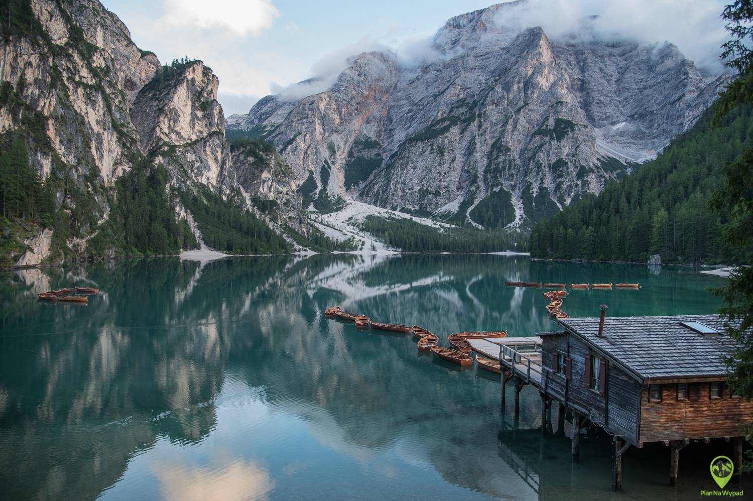 Lago di Braies Dolomity: szlak wokół jeziora, insta atrakcje